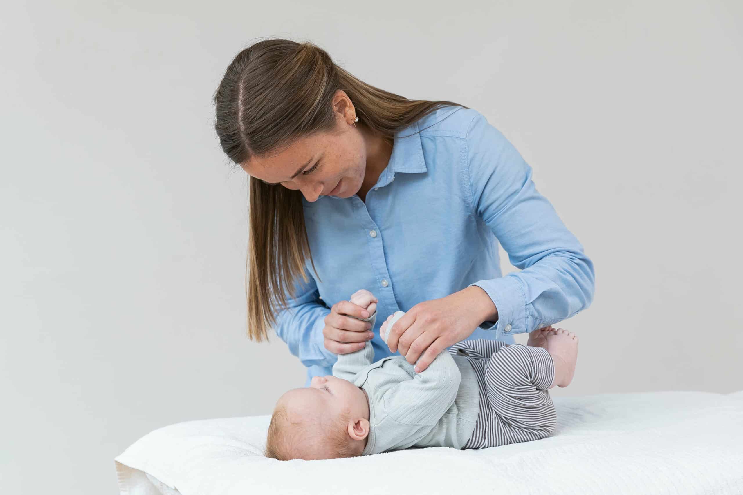 Baby with flat and crooked head? » Causes, exercises & treatment.